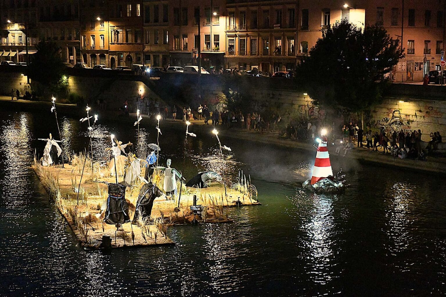 "Îles de paille, îles essentielles" | a show on the water by ilotopie